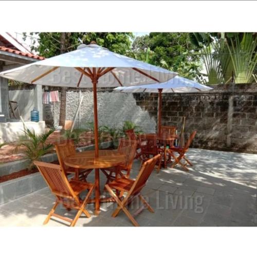 Jual Meja Kursi Jati Payung Taman Cafe Resto Outdoor Putih / Krem ...