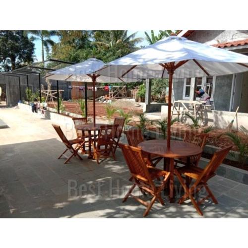 Jual Meja Kursi Jati Payung Taman Cafe Resto Outdoor Putih / Krem ...