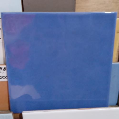Jual keramik roman lantai ruang tamu rumah 20x20 blue biru glossy ...