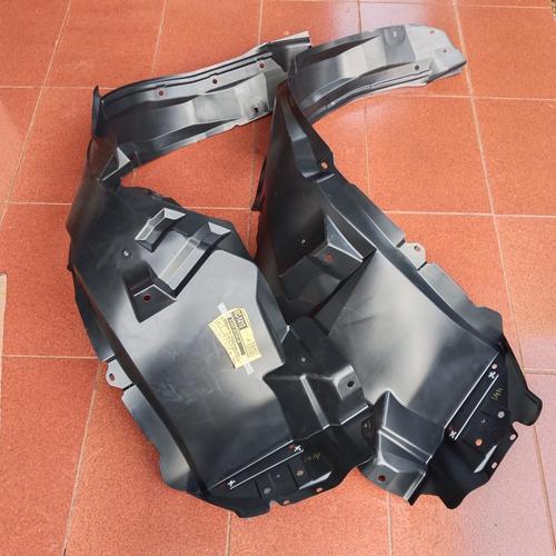 Jual liner fender spakbor depan mobil rocky raize original toyota ...