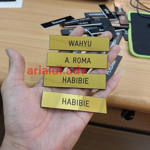 Jual papan nama dada grafir kuning emas nametag grafir gold magnet ...