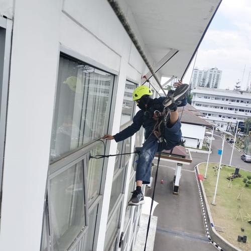 Jual jasa pembersihan kaca acp dan pengecatan gedung rope access akses ...
