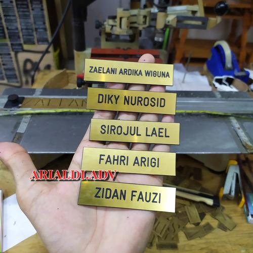 Jual Papan nama dada grafir kuning emas nametag gold peniti - Jakarta ...