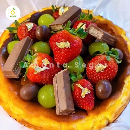 Jual Burnt Cheesecake dengan Buah Strawberry Anggur dan Cokelat Ukuran ...