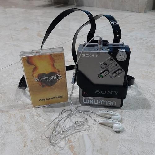Jual Sony Walkman WM-2 + Headset Sony + Kaset Kerispatih antik 1980 an Retro Murah Fungsi Normal ...