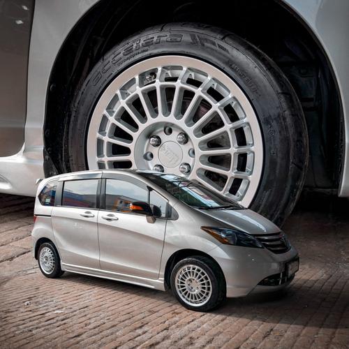 Jual Velg Racing Mobil Honda Freed R15 HSR Terbaru Tipe FUTBULS Warna ...