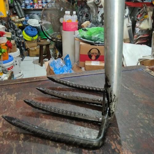 Jual terbaru Garuk sampah besar panjang besi ulir garpu taman/cangkrang ...