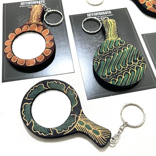 Jual Gantungan Kunci Cermin Gagang Kayu Batik Lukis / Souvenir Oleh ...
