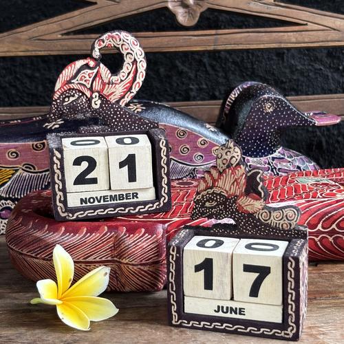 Jual Kalender wayang kayu batik / Tanggalan balok souvenir oleh oleh ...