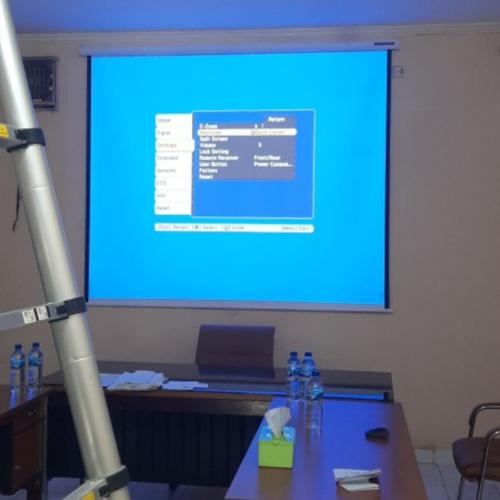 Jual layar projector elektrik 100" 16:9 /screenproyektor motorized ...