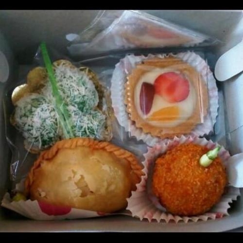 Jual Paket snack box/jajanan pasar/kue tradisional - paket 1 - Kab ...
