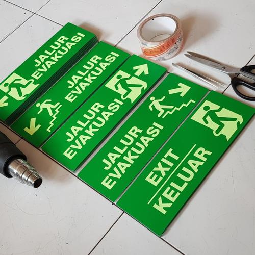 Jual Rambu Jalur Evakuasi - Ukuran 35 cm x 15 cm - Bahan Akrilik 2 mm - Sticker Glow in The Dark ...