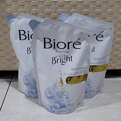 Jual Biore body foam bright white scrub with niacinamide 380ml - Kota ...
