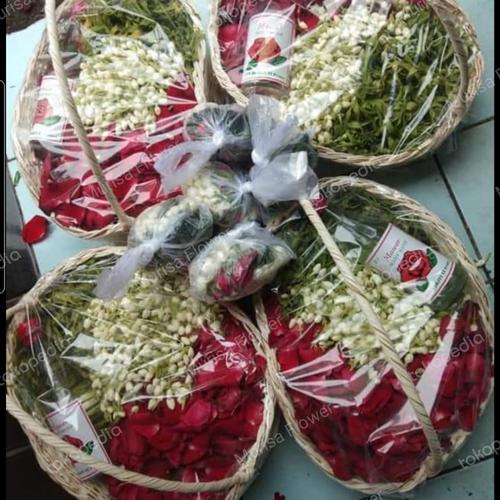 Jual bunga tabur makam fresh untuk ziarah/nyekar per keranjang lengkap ...