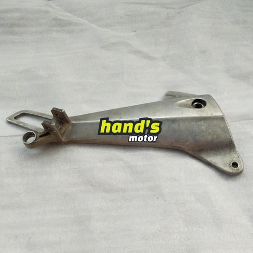 Jual Bracket besi Footstep setep Pillion kanan Honda Karisma X D 125 ...