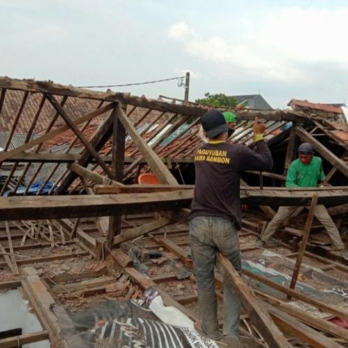 Jual tukang bongkar atap rangka kayu - Kota Tangerang - SINAR ROOF ...