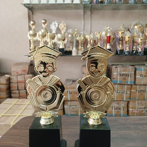 Jual piala wisuda, piala wisuda tk , piala wisuda murah - perempuan ...
