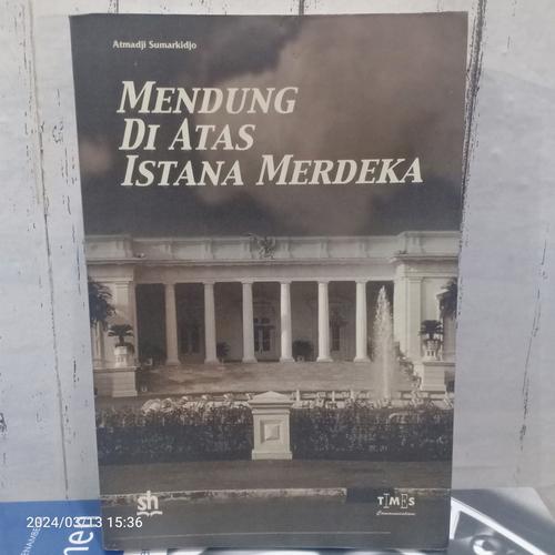 Jual ORIGINAL ANTIK BUKU MENDUNG DI ATAS ISTANA MERDEKA Karangan By ...