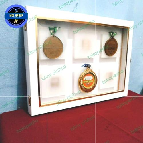 Jual Frame Medali Minimalis figura Medali - Putih Kacamika, 6 Medali ...