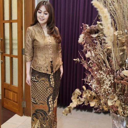 Jual Kebaya Batik Gold Wisuda - Set wanita, L - Kota Surabaya - Hello ...