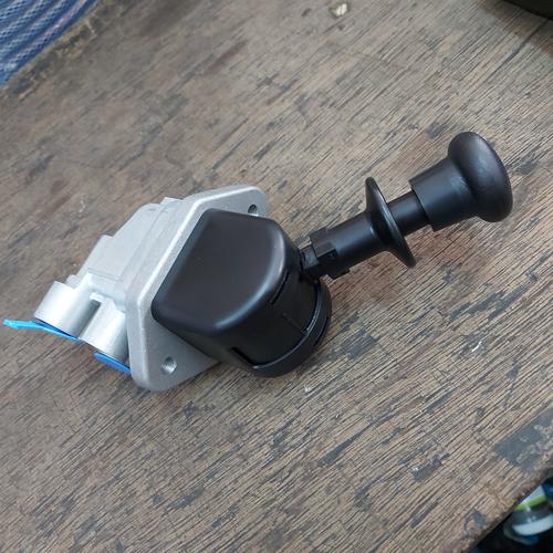 Jual Rem tangan/hand brake/park brake valve isuzu giga fvm/fvz - Kota ...