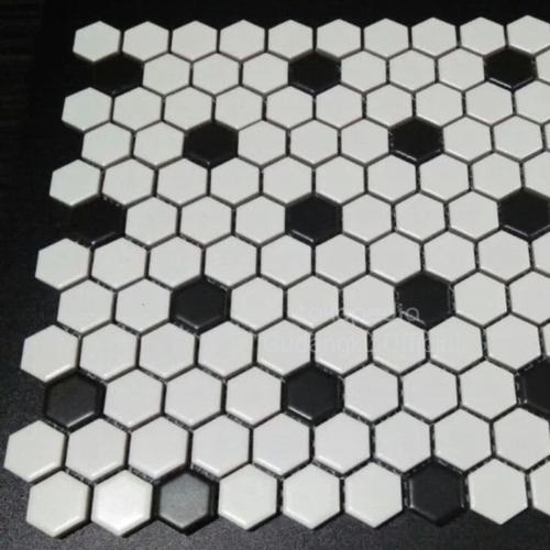 Jual Keramik Mozaik Mosaik Keramik Hexagonal Hitam Putih 2.5cm - Kota ...