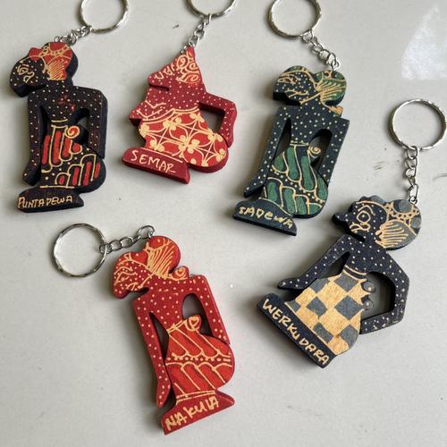 Jual 1 kodi (isi 20pcs) Gantungan kunci wayang batik kayu souvenir oleh-oleh khas malioboro ...