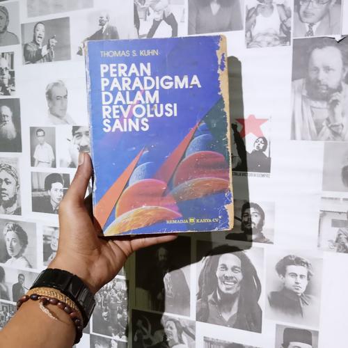 Jual Peran Paradigma dalam Revolusi Sains by Thomas S. Khun - Kota ...