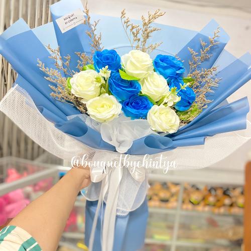 Jual BUKET BUNGA MAWAR BIRU PUTIH / BUKET LAMARAN / BUKET WISUDA / KADO ...