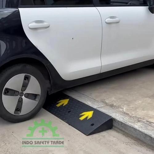 Jual CURB RAMP TINGGI 5CM RUBBER RAMP PVC TEBAL TANJAKAN LANTAI KUAT ...