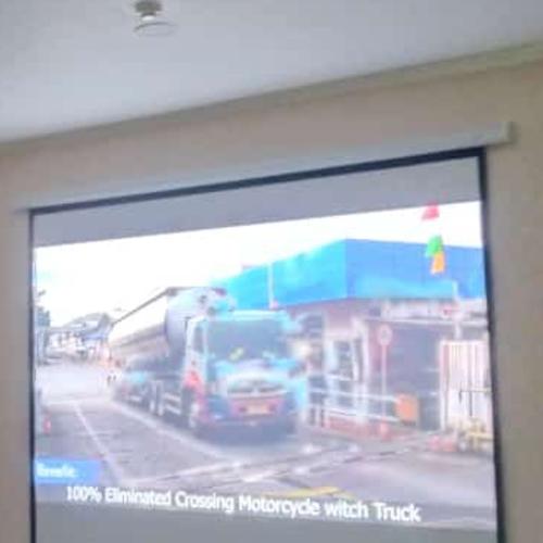 Jual screenproyektor /layar projector 120"inc 4:3 motorized - Jakarta ...