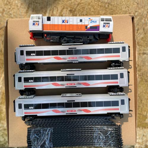 Jual Rangkaian Mainan Kereta Api Indonesia,Lokomotif cc206,gerbong ...