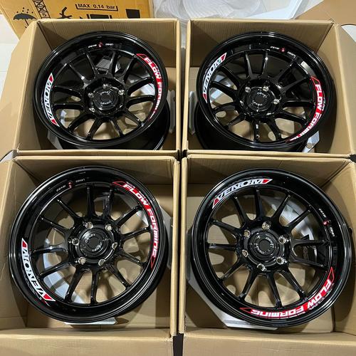 Jual Lenso VENOM 5 R18 Pajero / Fortuner - BLACK GLOSS - Kota Surabaya ...