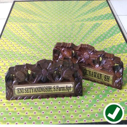 Jual Papan Nama Meja Bahan Kayu - Papan Nama Kayu Meja Ukir Kayu Custom ...