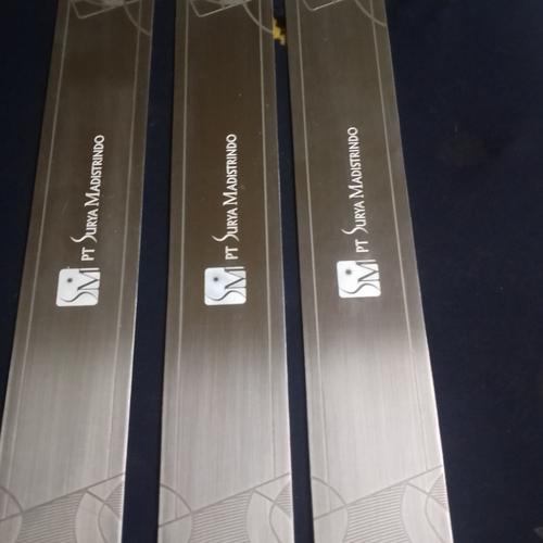 Jual Name plate stainless ukuran 4,5 x 20 cm Grafir custom desain - 4 ...