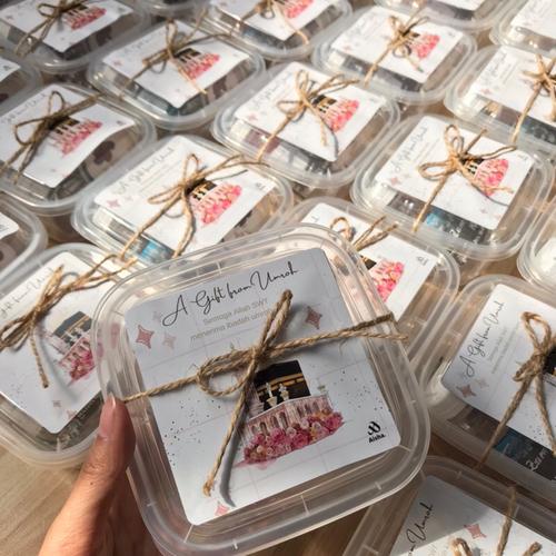 Jual Snack Box Plastik isi air zam zam, kismis, kacang arab, kurma ...