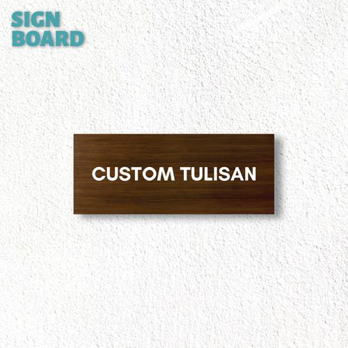 Jual Custom Tulisan Sign Board Akrilik Motif Kayu Kustom Print UV Papan ...