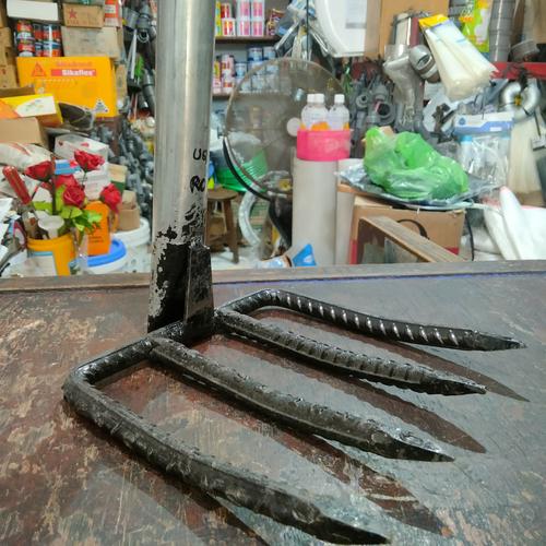 Jual Garuk sampah besar panjang besi ulir garpu taman/cangkrang besar ...