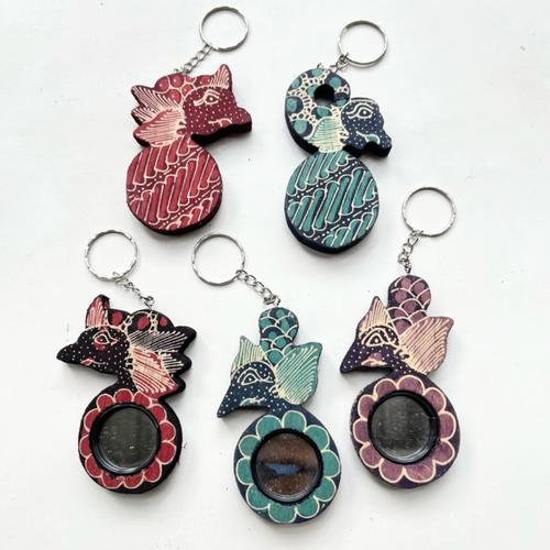 Jual Gantungan kunci wayang cermin batik kayu / Souvenir oleh oleh khas jogja indonesia - TANPA ...
