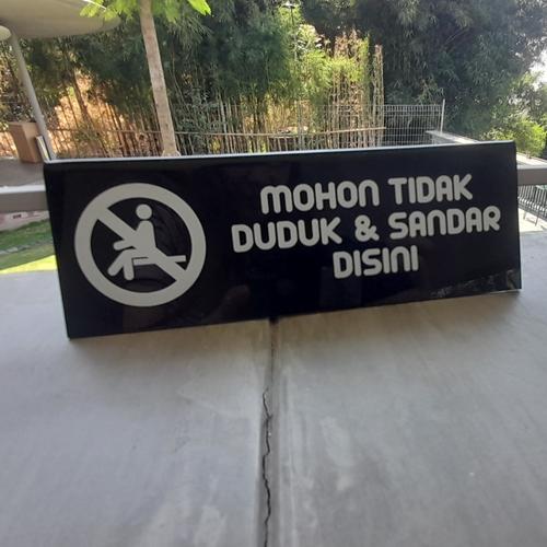 Jual sign segitiga meja berdiri 1muka tanda akrilik gambar papan ...