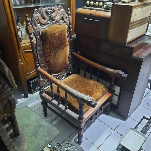 Jual kursi kuno seperti kursi raja / kursi petinggi kuno, barang antik ...