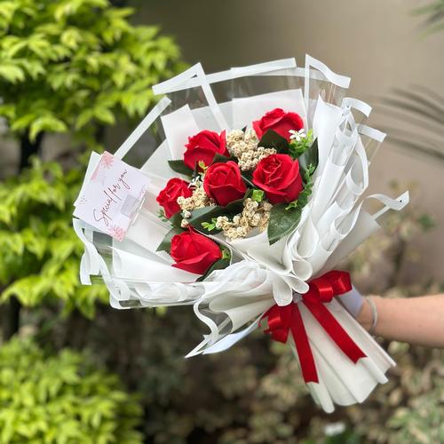 Jual Bucket Bunga Mawar Red Petals Fresh Hadiah Anniversary - Kota ...