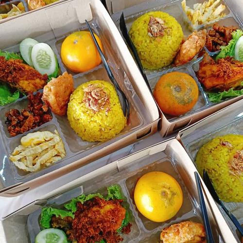 Jual Nasi Box Paket Nasi kuning lengkap dengan buah lauk ayam - Kota ...