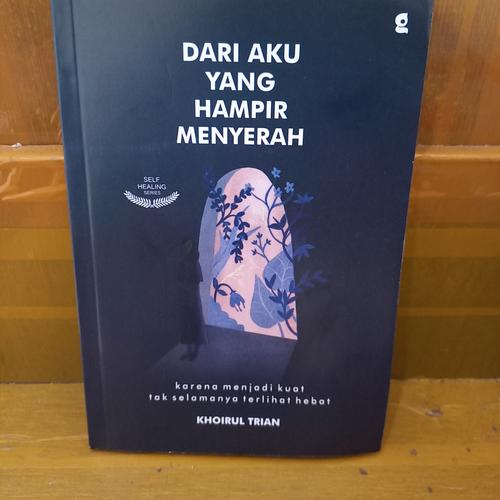 Jual BUKU DARI AKU YANG HAMPIR MENYERAH KARENA MENJADI KUAT TAK SELAMANYA TERLIHAT HEBAT KHOIRUL ...