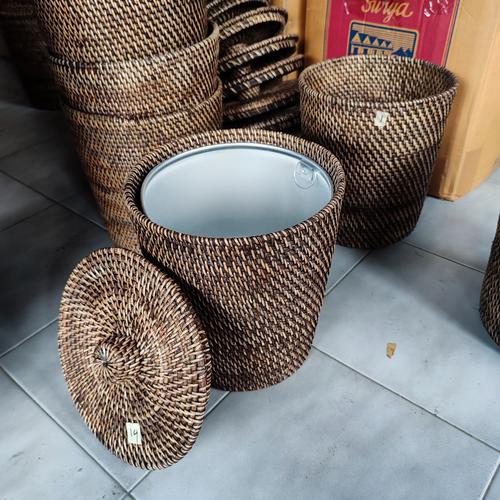 Jual tempat sampah rotan tutup dan besi rattan trash bin set - Kota Denpasar - Balinese ArtShop ...