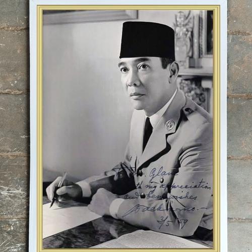 Jual hiasan dinding lukisan cetak Ir Soekarno dan macan + bingkai uk85× ...