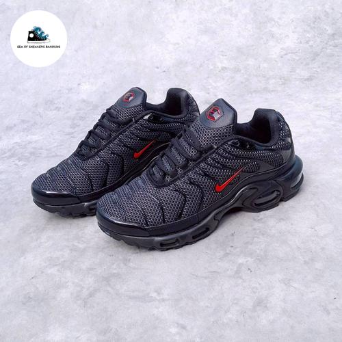 Jual Sepatu Nike Air Max Plus TN Black University Red Reflective - 40 ...