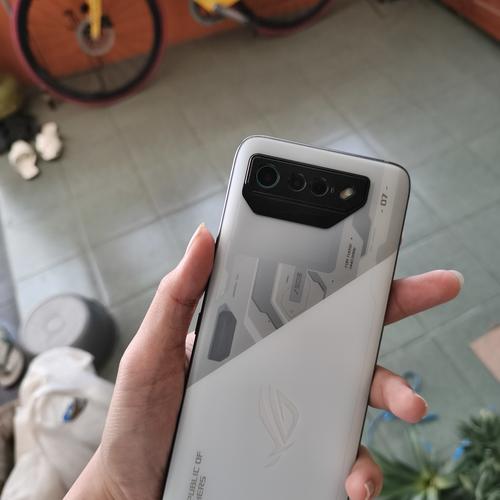 Jual Asus ROG phone 7 8/256GB resmi. Garansi resmi . Warna putih ...