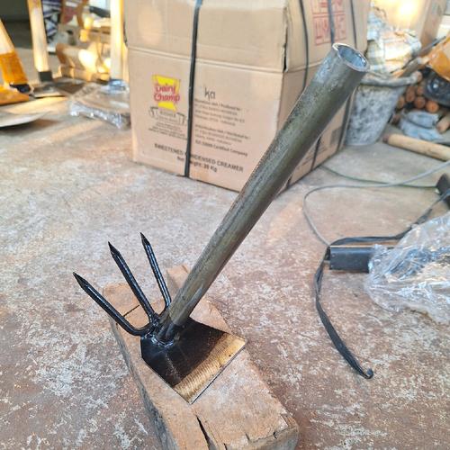 Jual 2in1 Cangkul dan garukan gagang besi murah siap pakai - koret ...