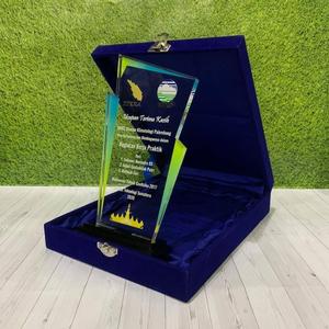 Jual PLAKAT AKRILIK/CINDERAMATA KEKINIAN/TROPHY MEWAH 20x10 - Jakarta ...
